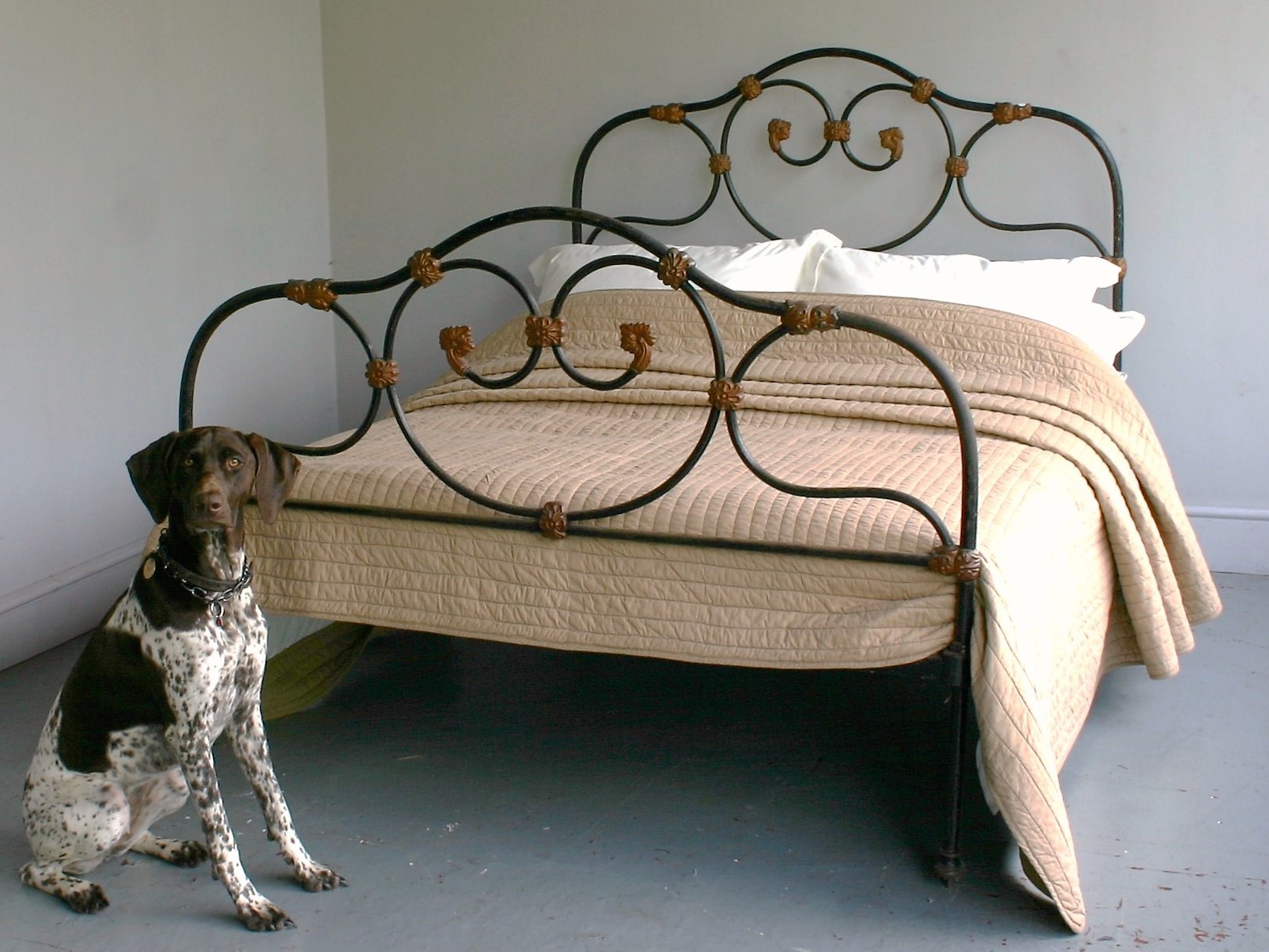 135cm Antique Iron Bedstead 95419C54 - Bed Bazaar